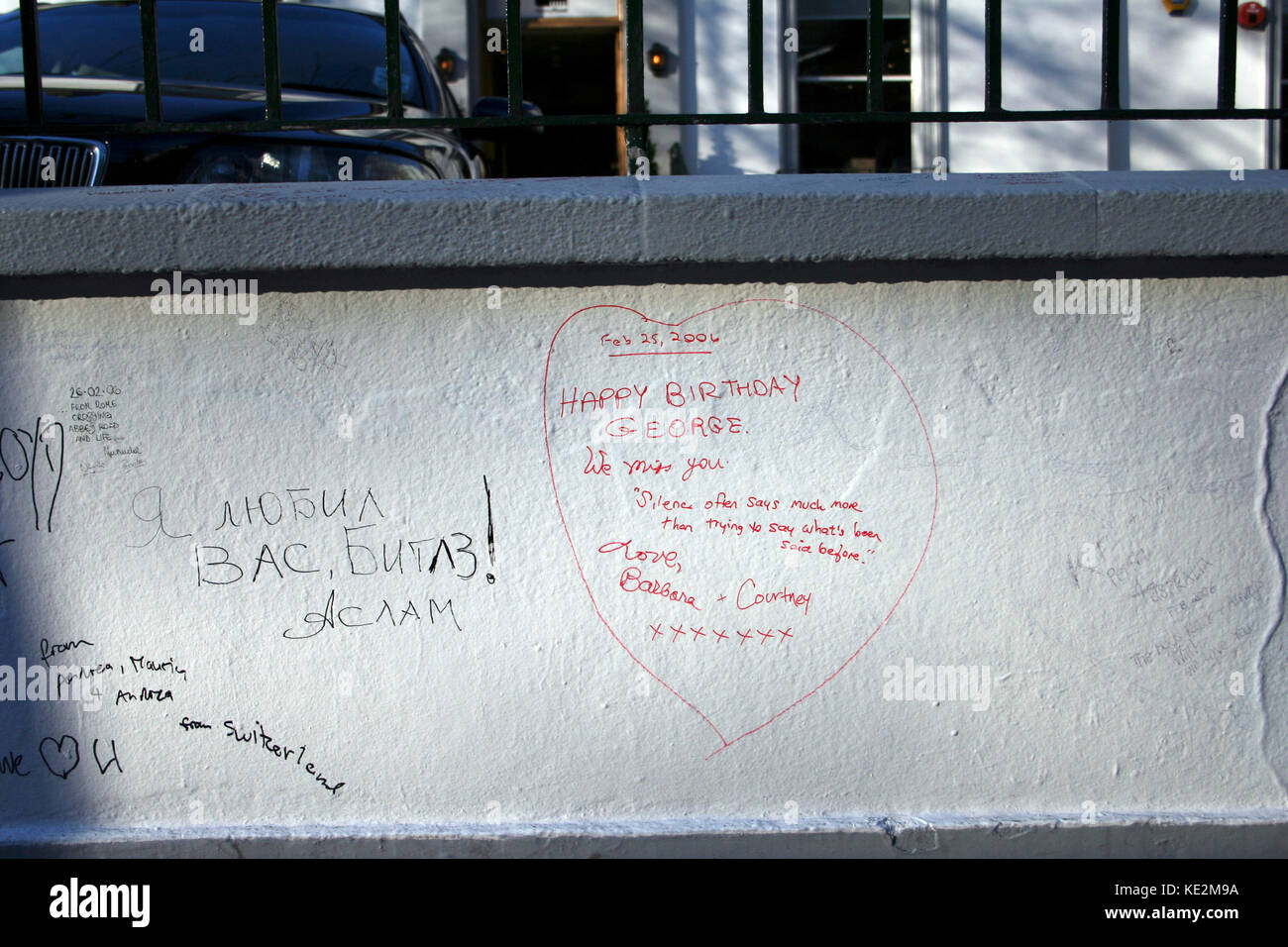Beatles graffiti on white wall outside Abbey Road EMI studio building ...