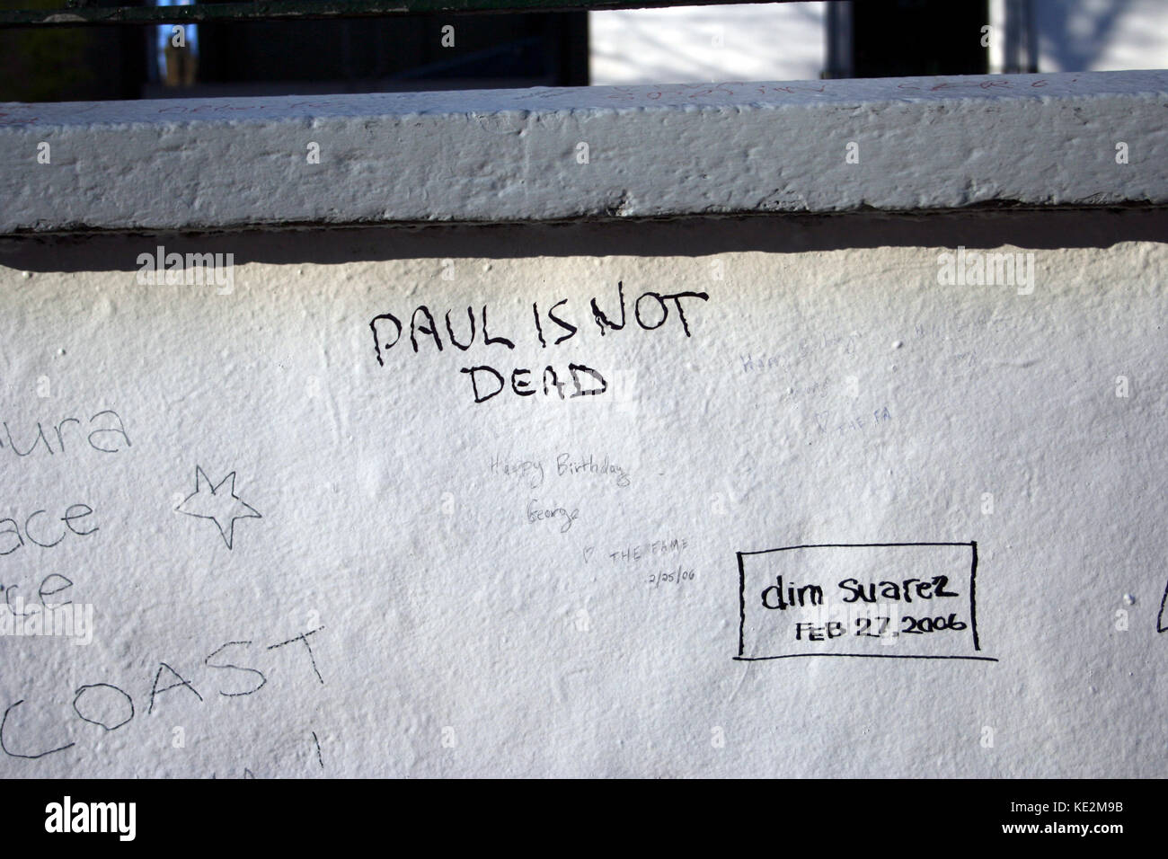 Beatles graffiti on white wall outside Abbey Road EMI studio building ...