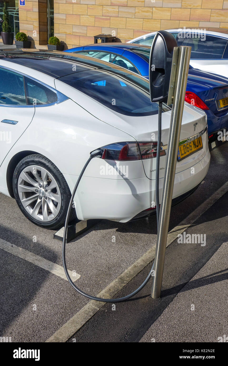 Tesla electric car charging points hi-res stock photography and images ...