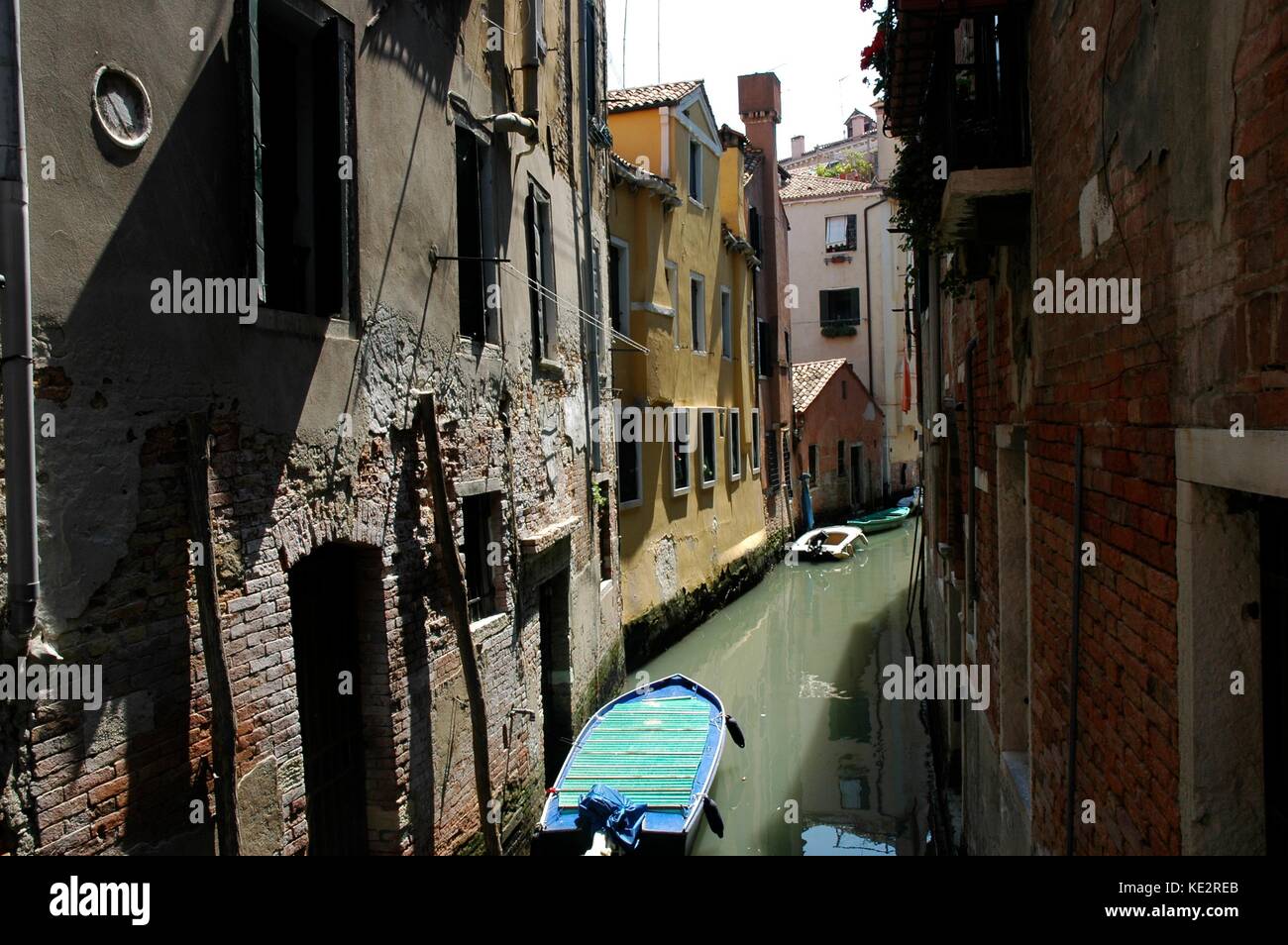 Crumbling buildings under hi-res stock photography and images - Alamy