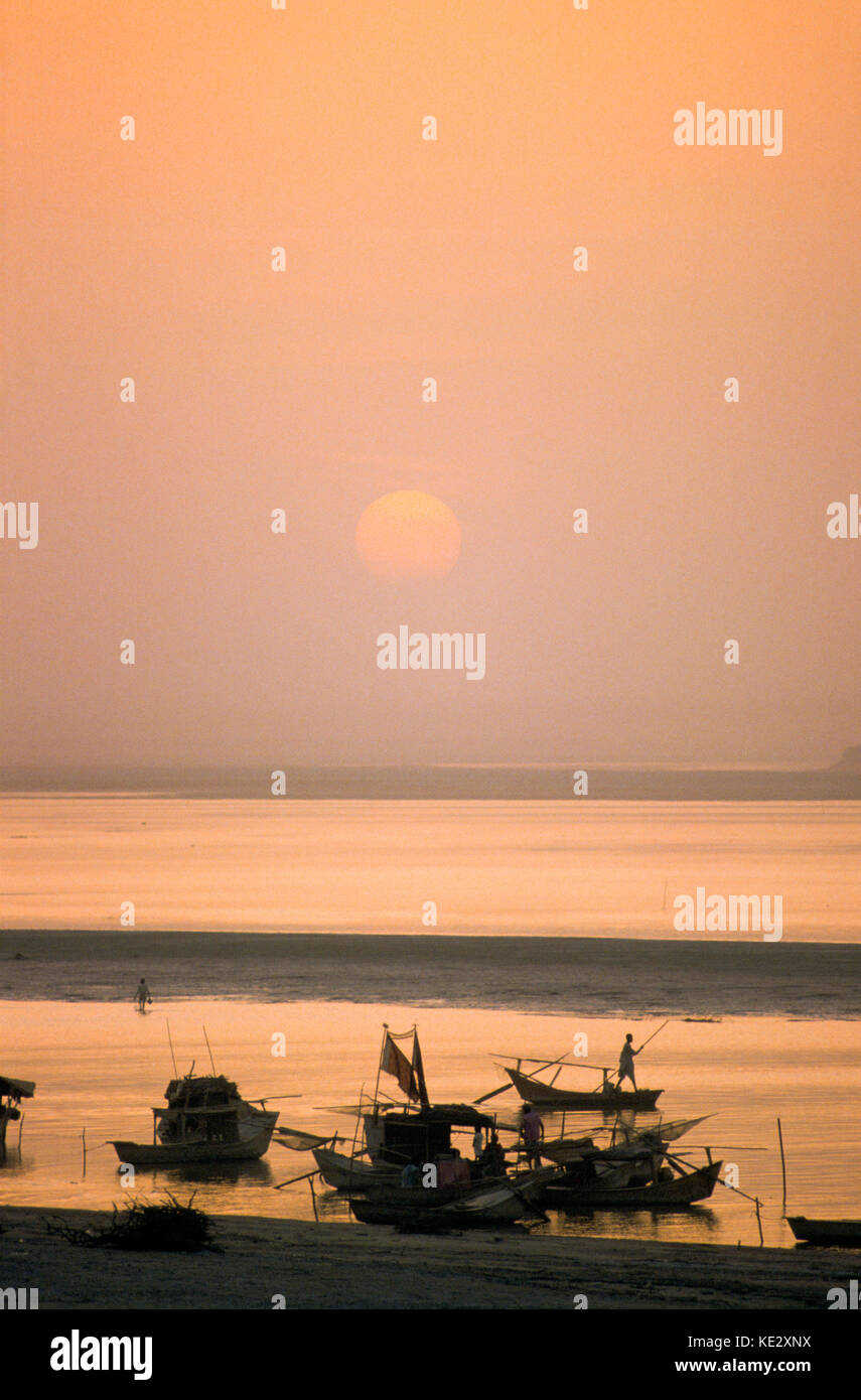 Boat indus river hi-res stock photography and images - Alamy