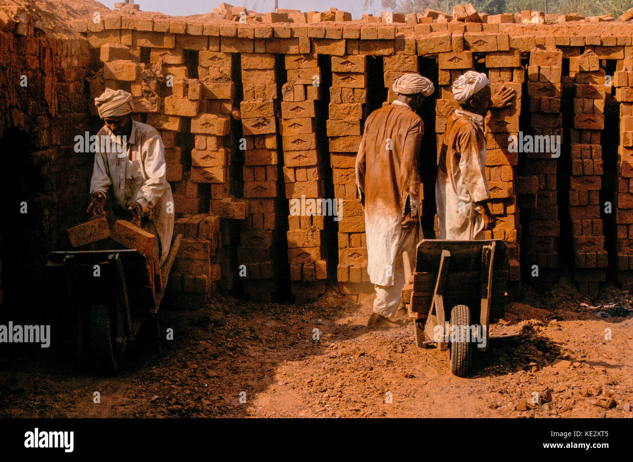 Brick makers at work, Lahore, Pakistan Stock Photo - Alamy