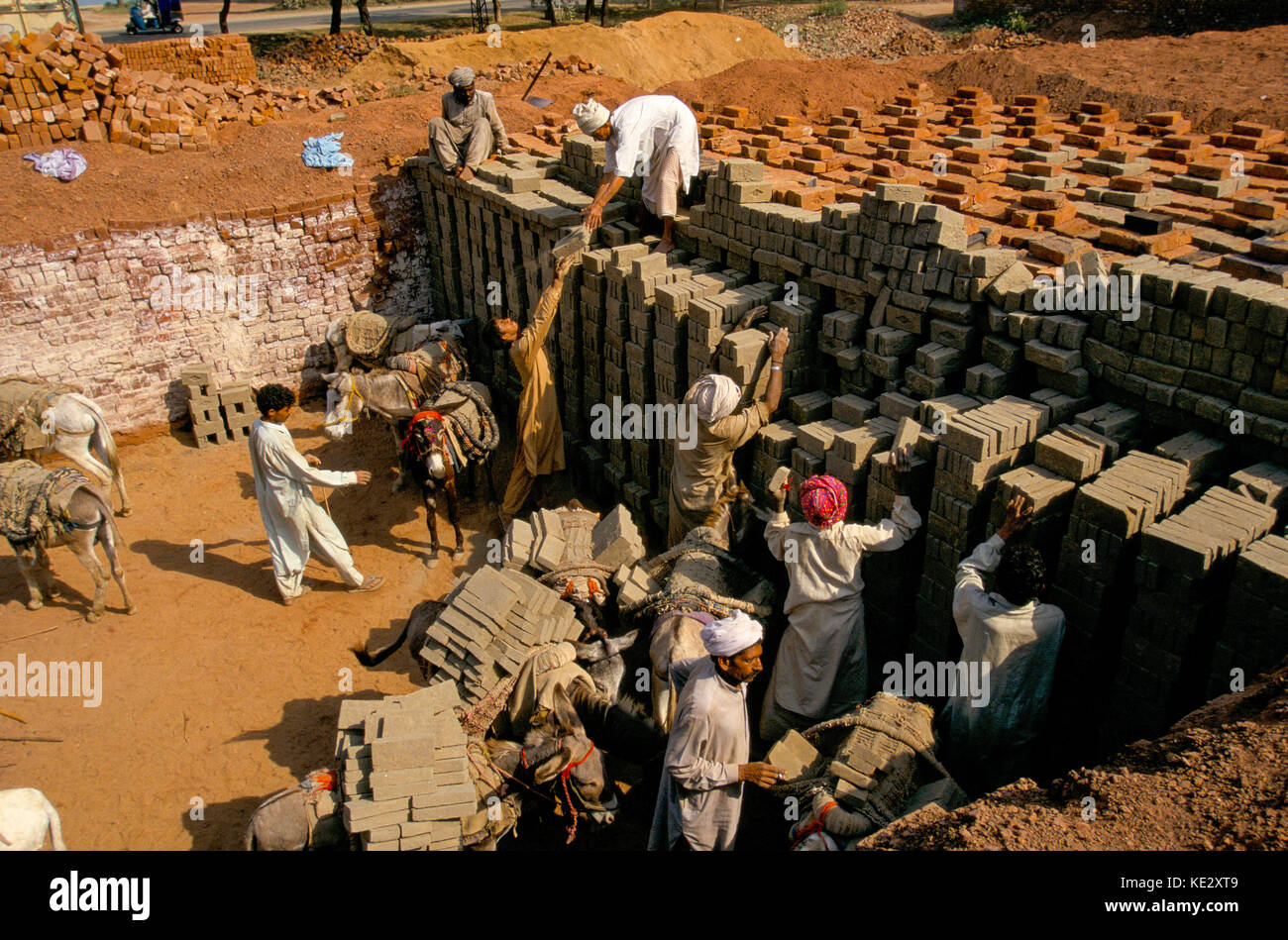 Brick makers at work, Lahore, Pakistan Stock Photo - Alamy