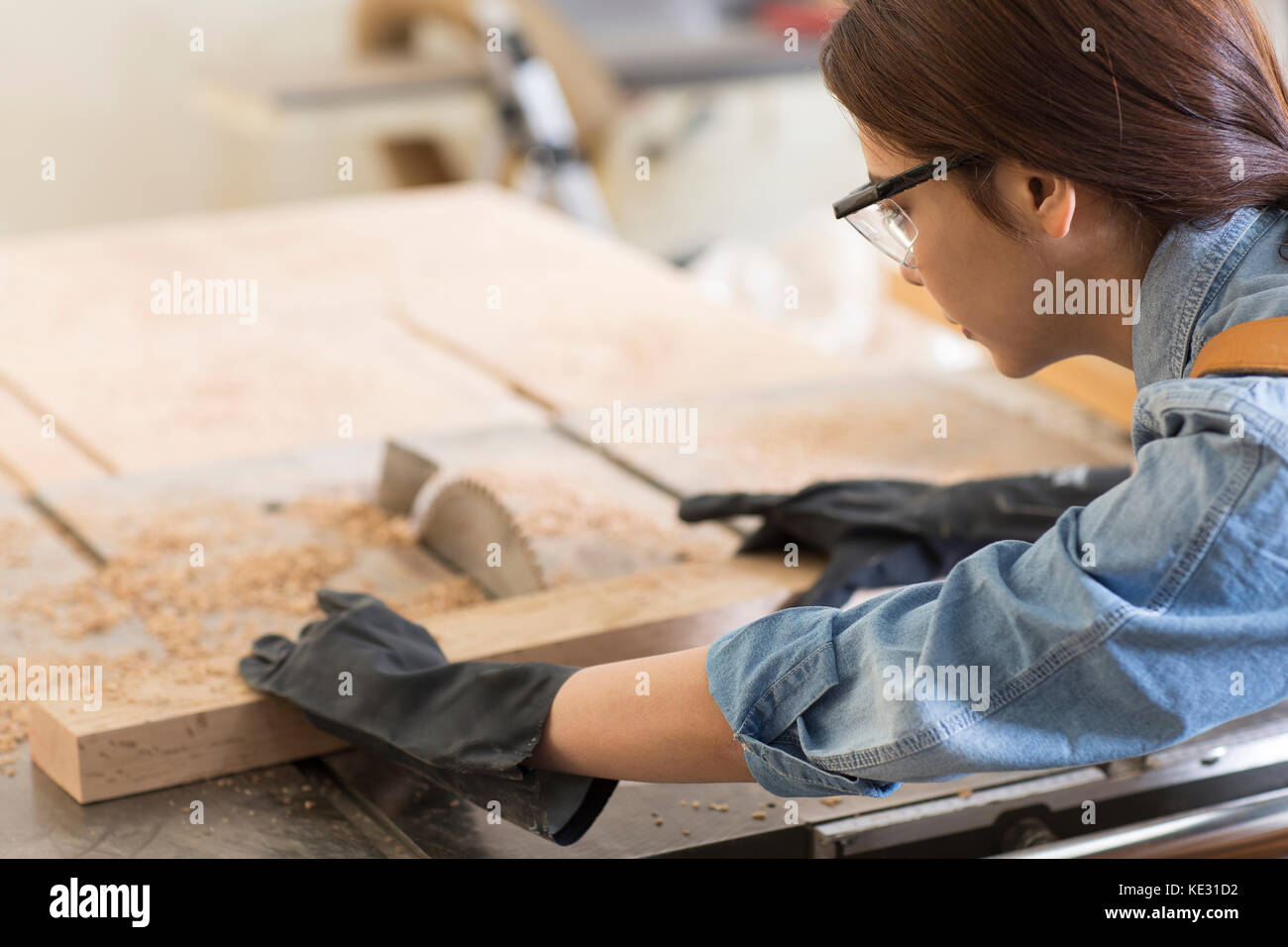 Side view cutting wood hi-res stock photography and images - Alamy