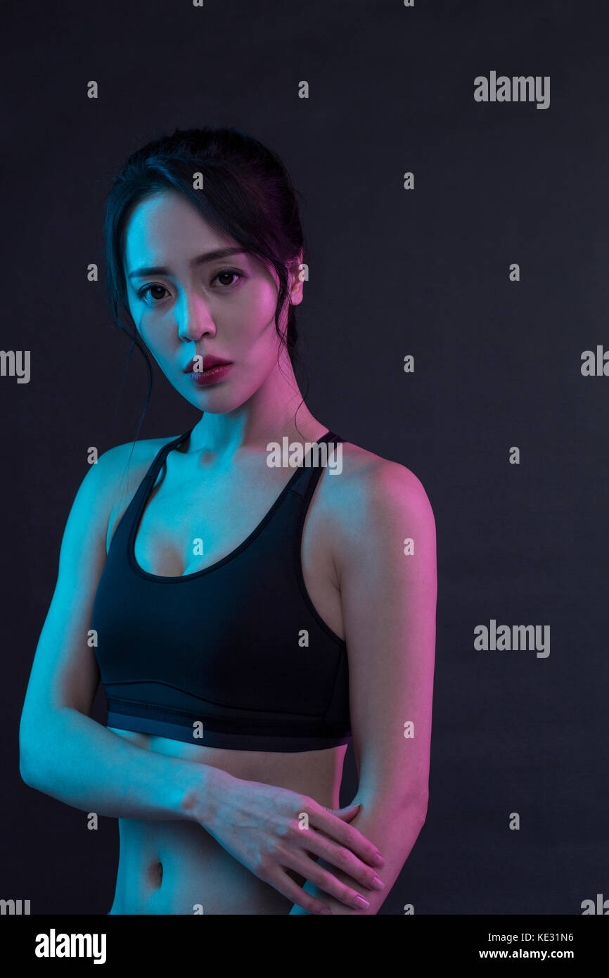 Young slim confident woman in sports bra Stock Photo - Alamy