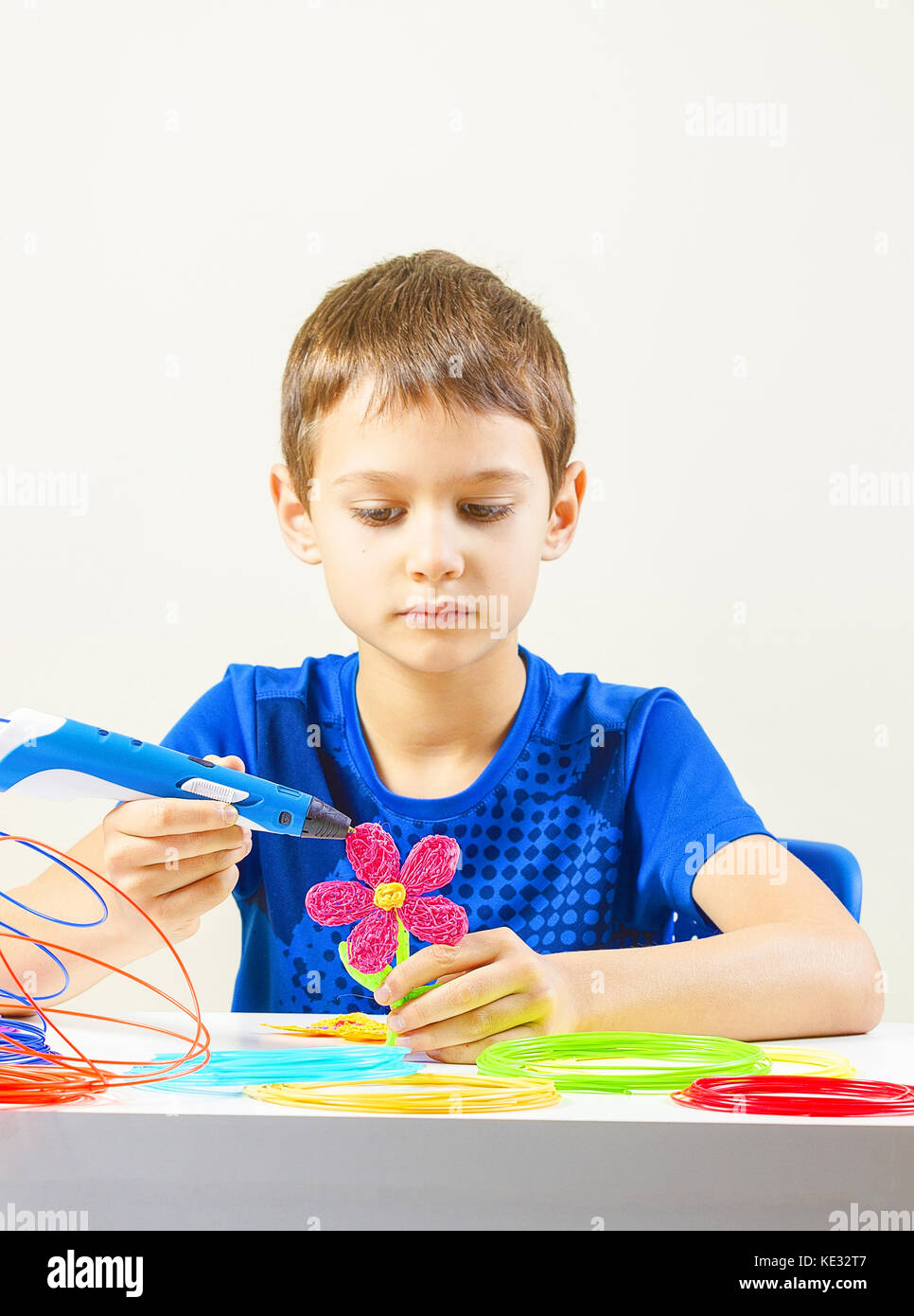 Boy with 3d printing pen creating a flower Stock Photo - Alamy