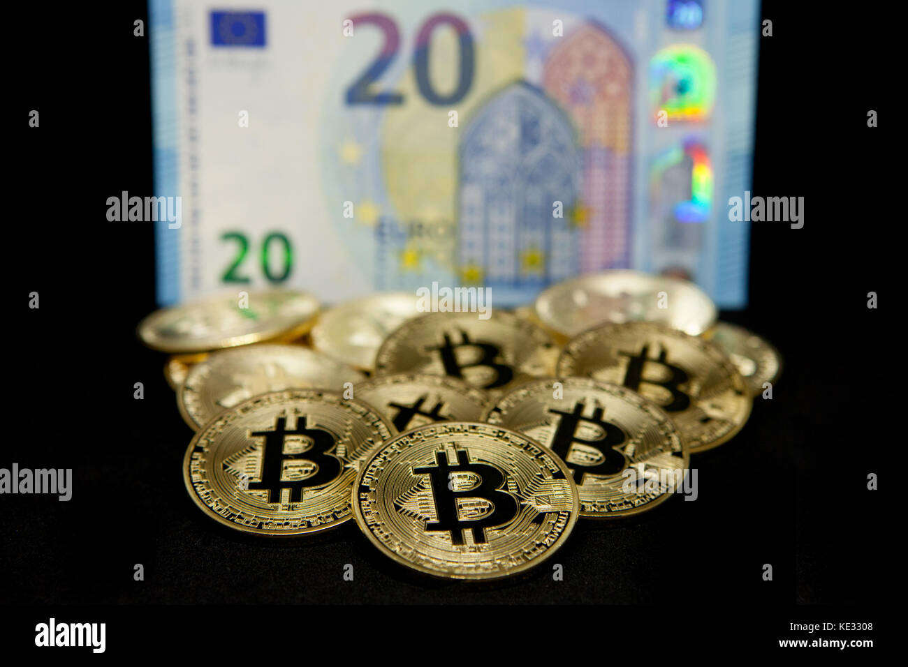 20 dollars gold coin hi-res stock photography and images - Alamy