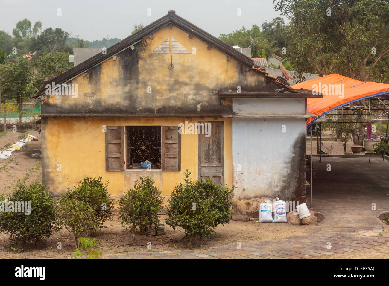 Travelling train through countryside hi-res stock photography and ...