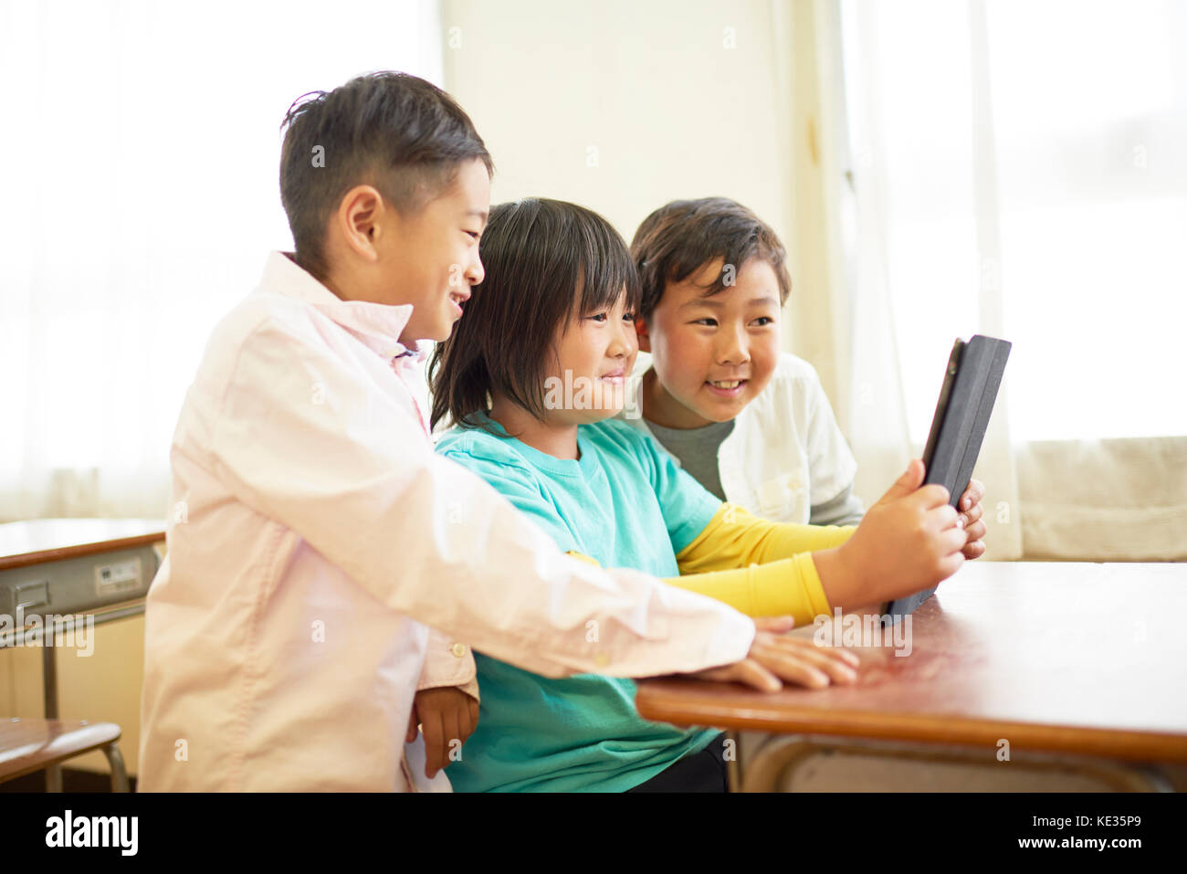 Japanese elementary school kids in the classroom Stock Photo - Alamy