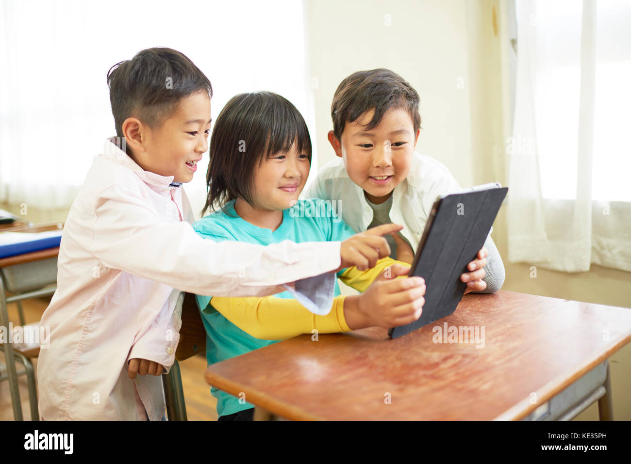 Japanese elementary school kids in the classroom Stock Photo - Alamy
