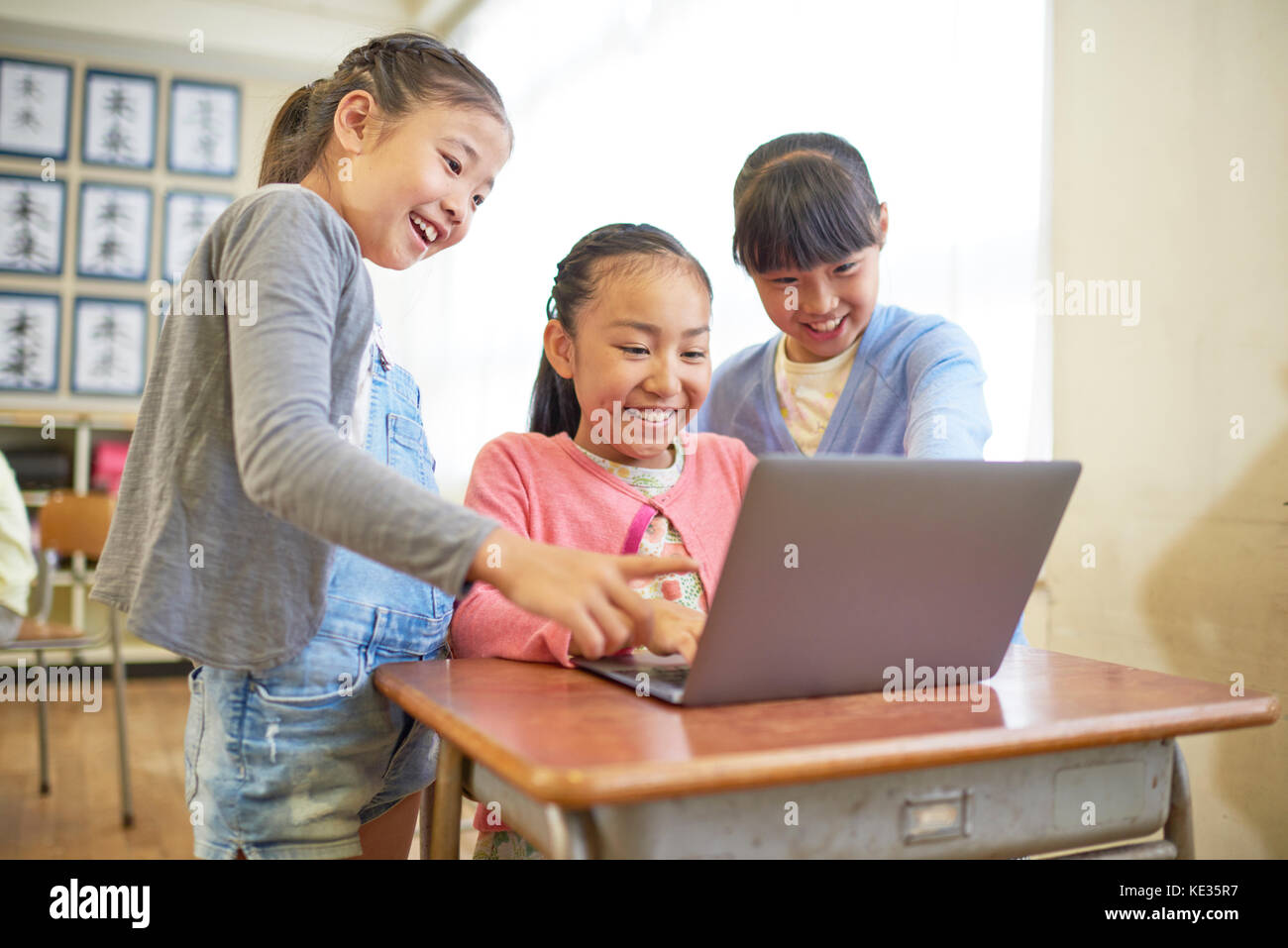 Japanese elementary school kids in the classroom Stock Photo - Alamy