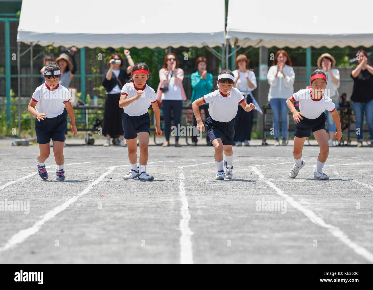 Girls running race parents hi-res stock photography and images - Alamy
