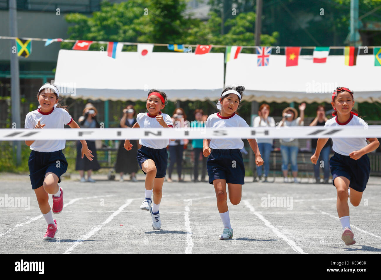 Girls running race parents hi-res stock photography and images - Alamy