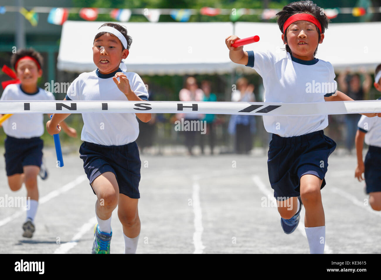 Baton relay kids hi-res stock photography and images - Alamy