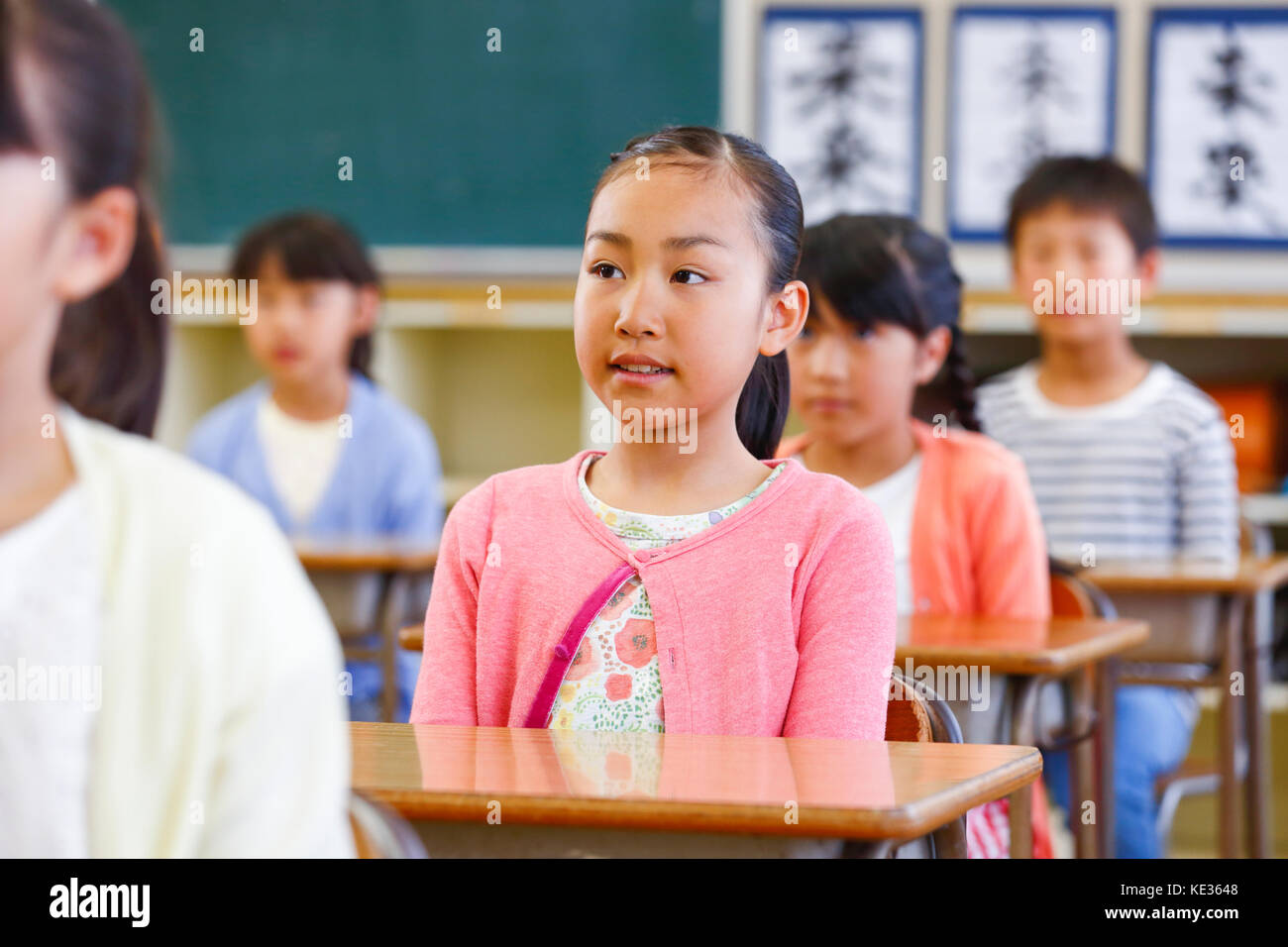 Japanese elementary school kids in the classroom Stock Photo - Alamy