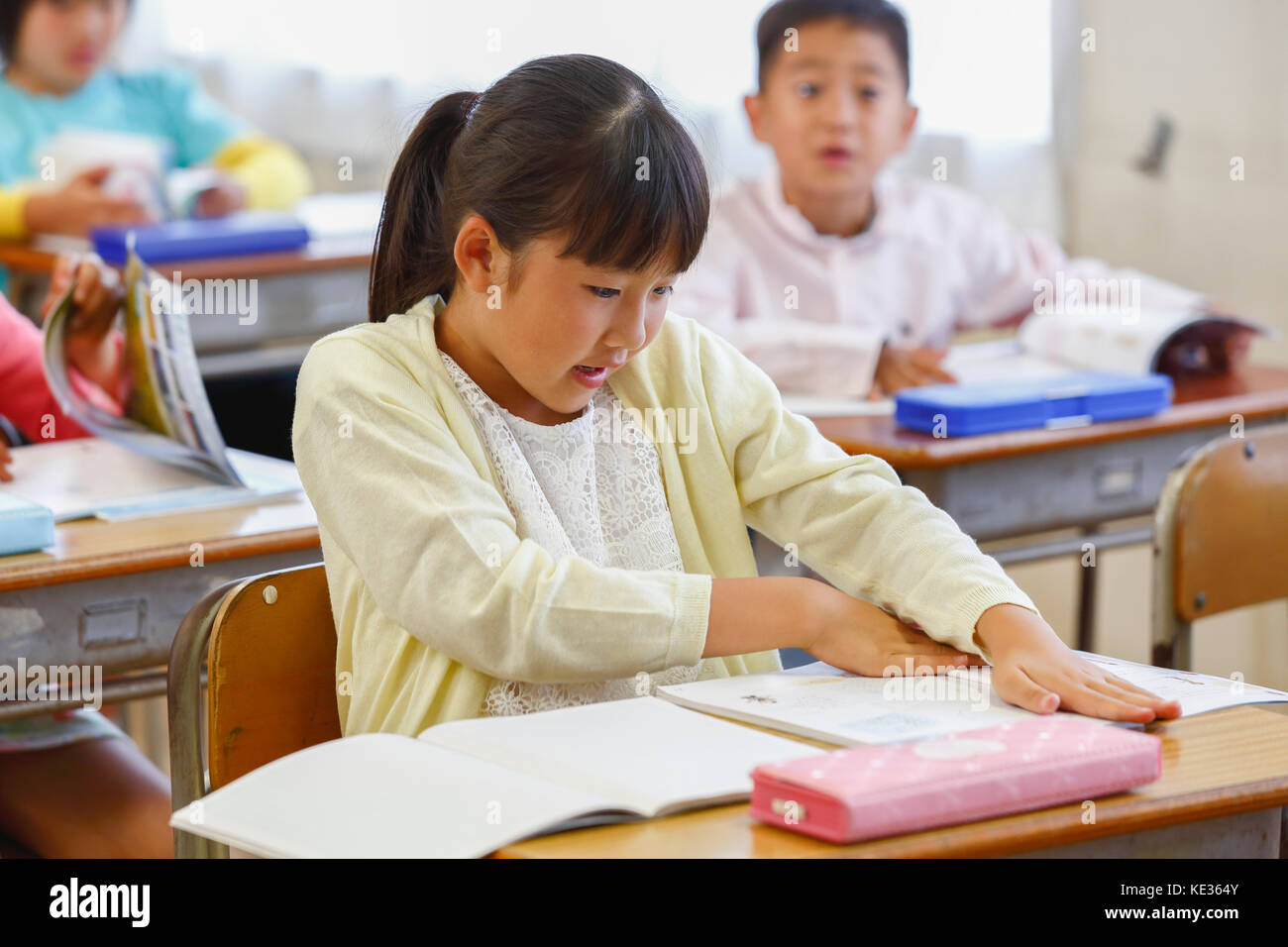 Japanese elementary school kids in the classroom Stock Photo - Alamy