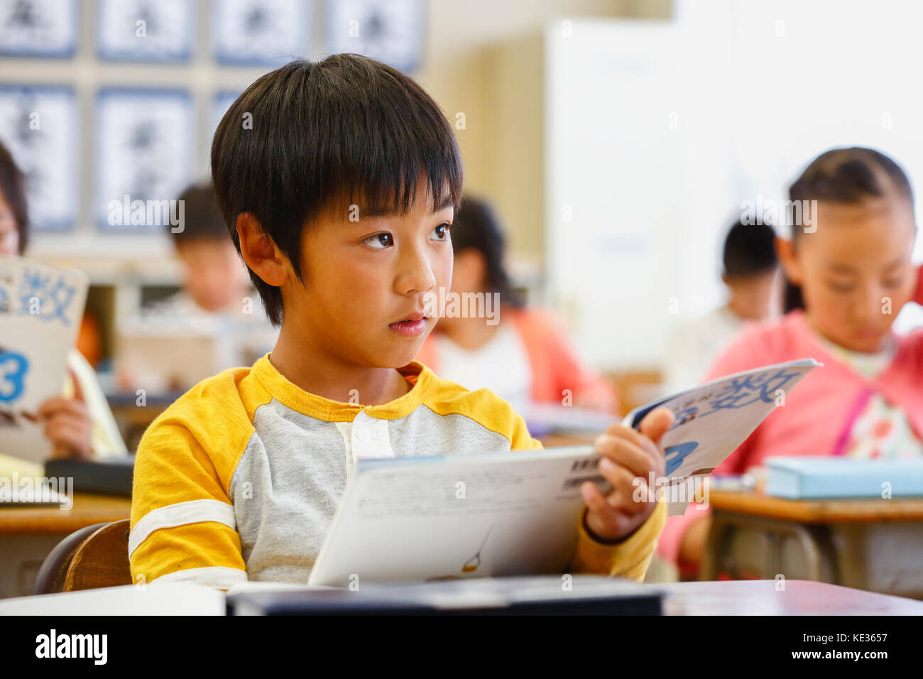 Japanese elementary school kids in the classroom Stock Photo - Alamy