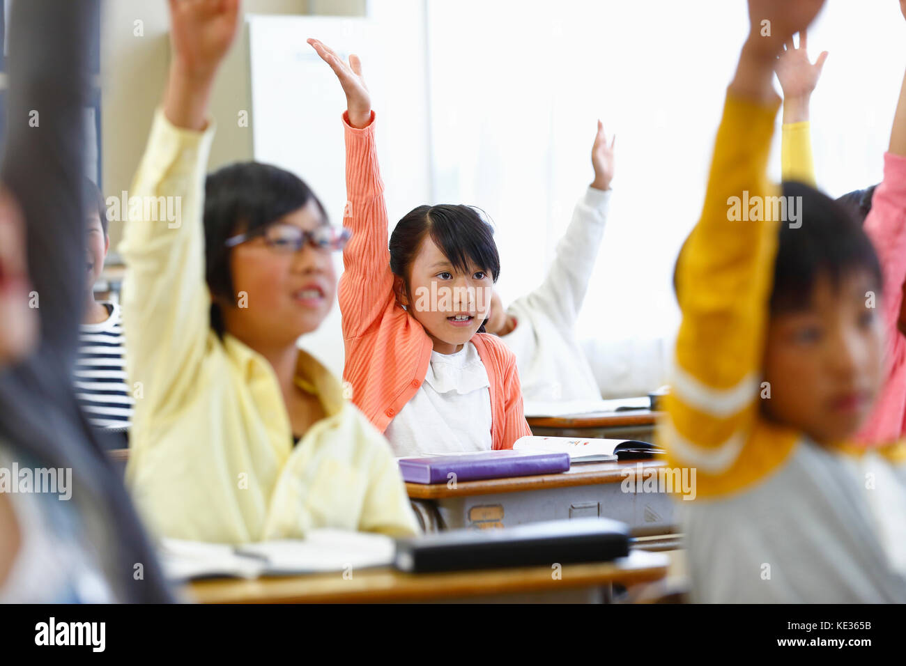Japanese elementary school kids in the classroom Stock Photo - Alamy