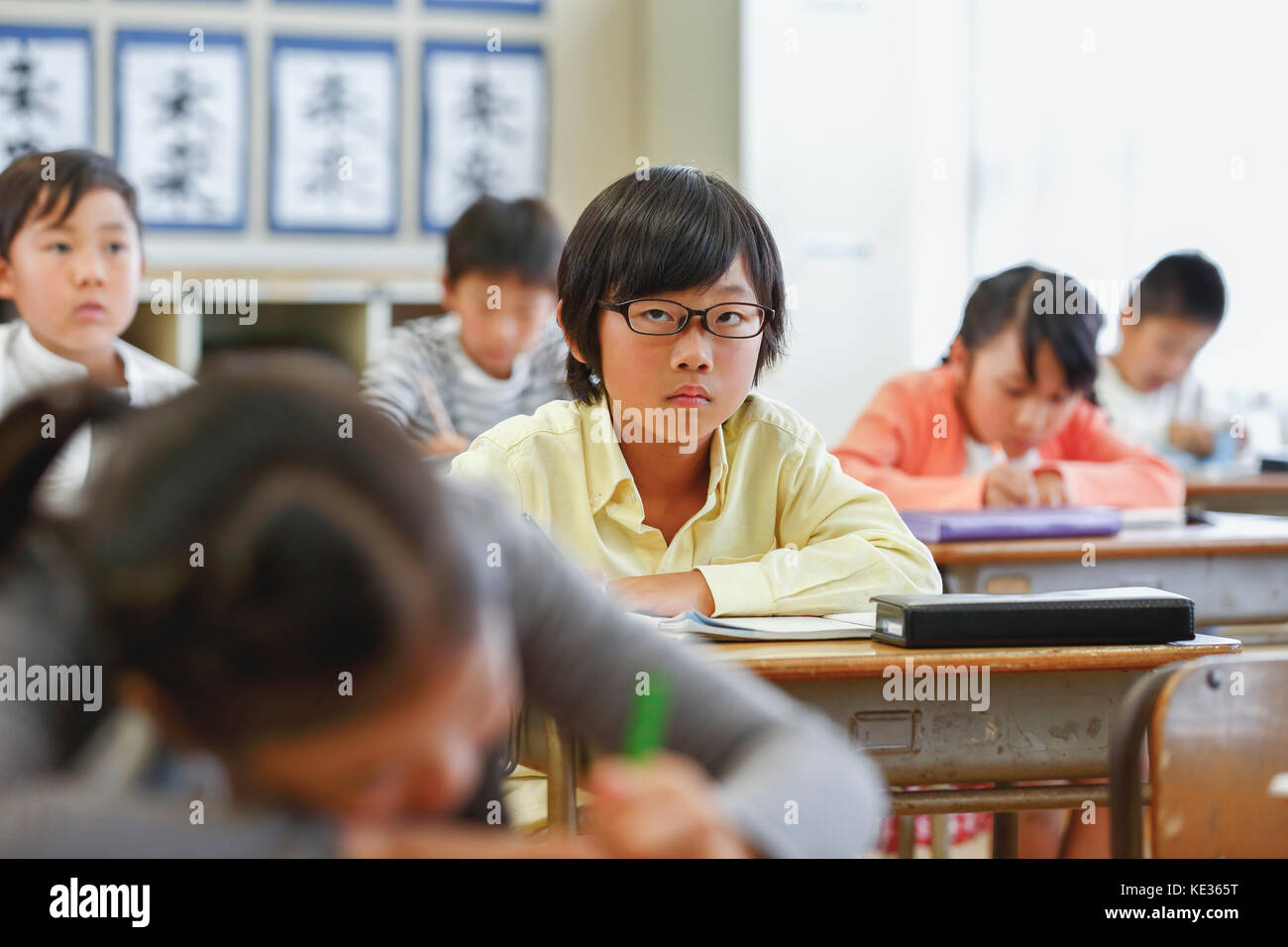 Japanese elementary school kids in the classroom Stock Photo - Alamy