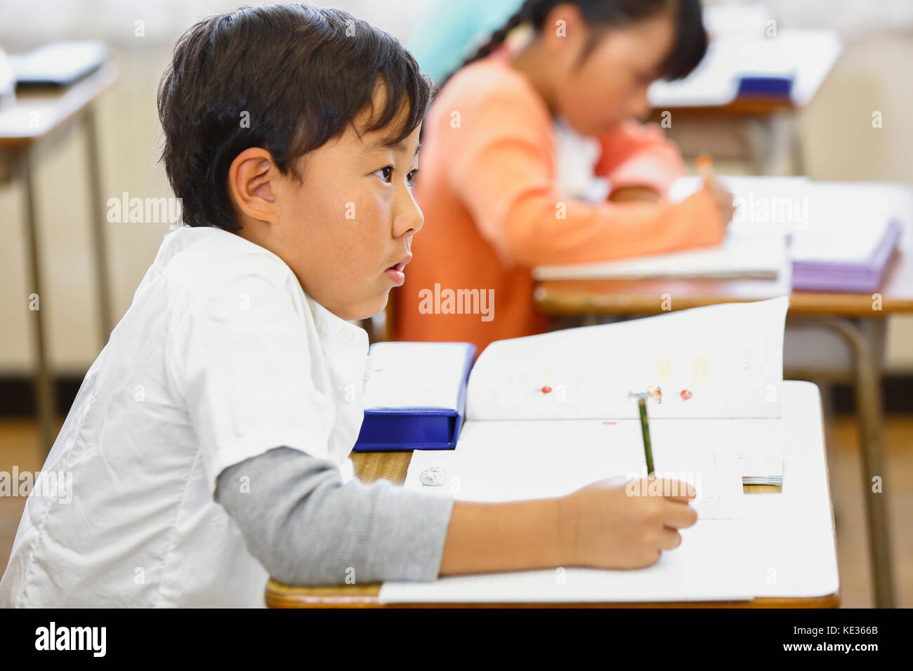 Japanese elementary school kids in the classroom Stock Photo - Alamy