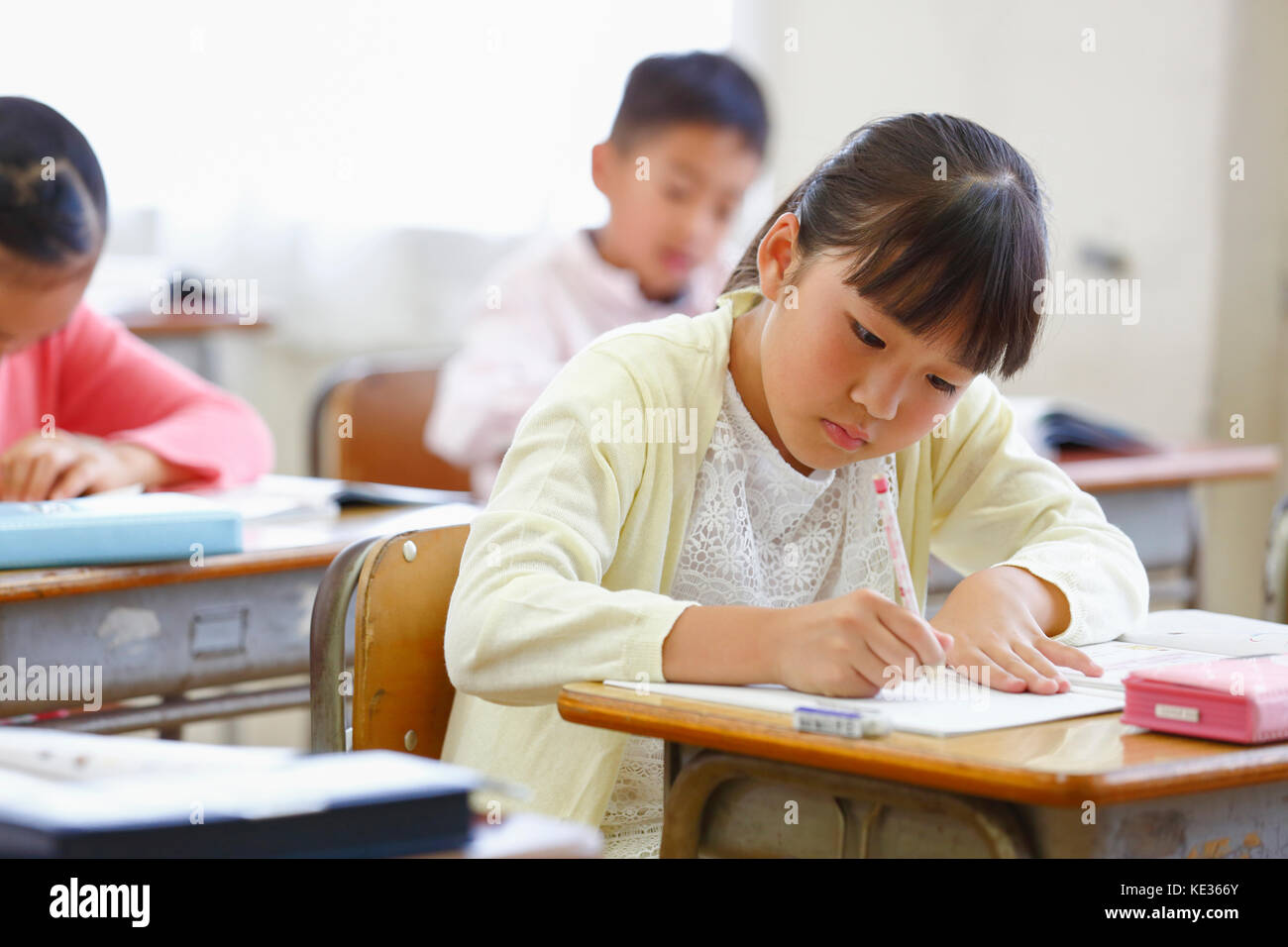 Japanese elementary school kids in the classroom Stock Photo - Alamy