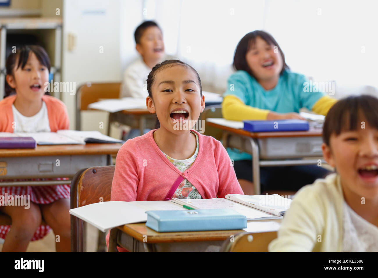 Japanese elementary school kids in the classroom Stock Photo - Alamy