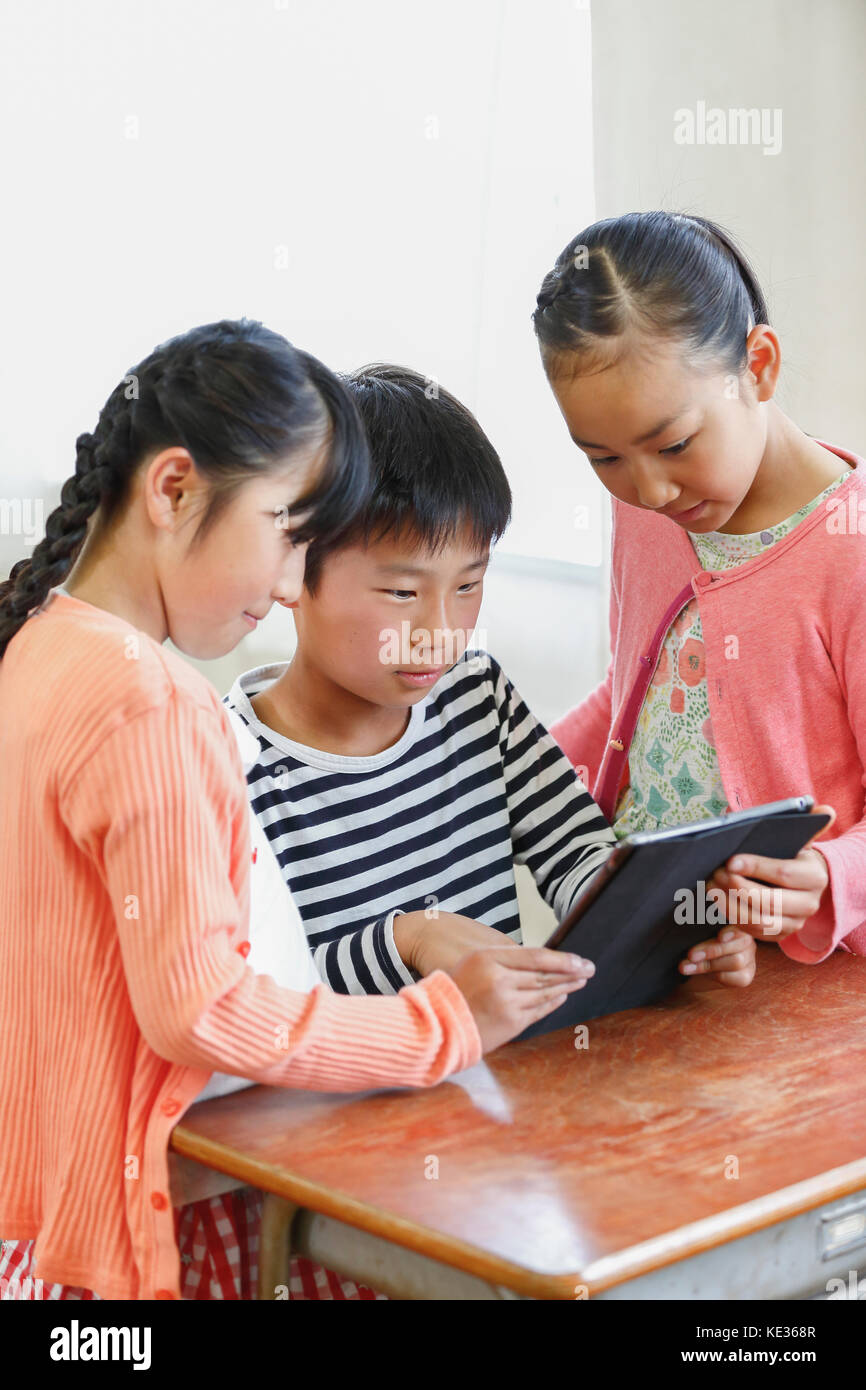 Japanese elementary school kids in the classroom Stock Photo - Alamy
