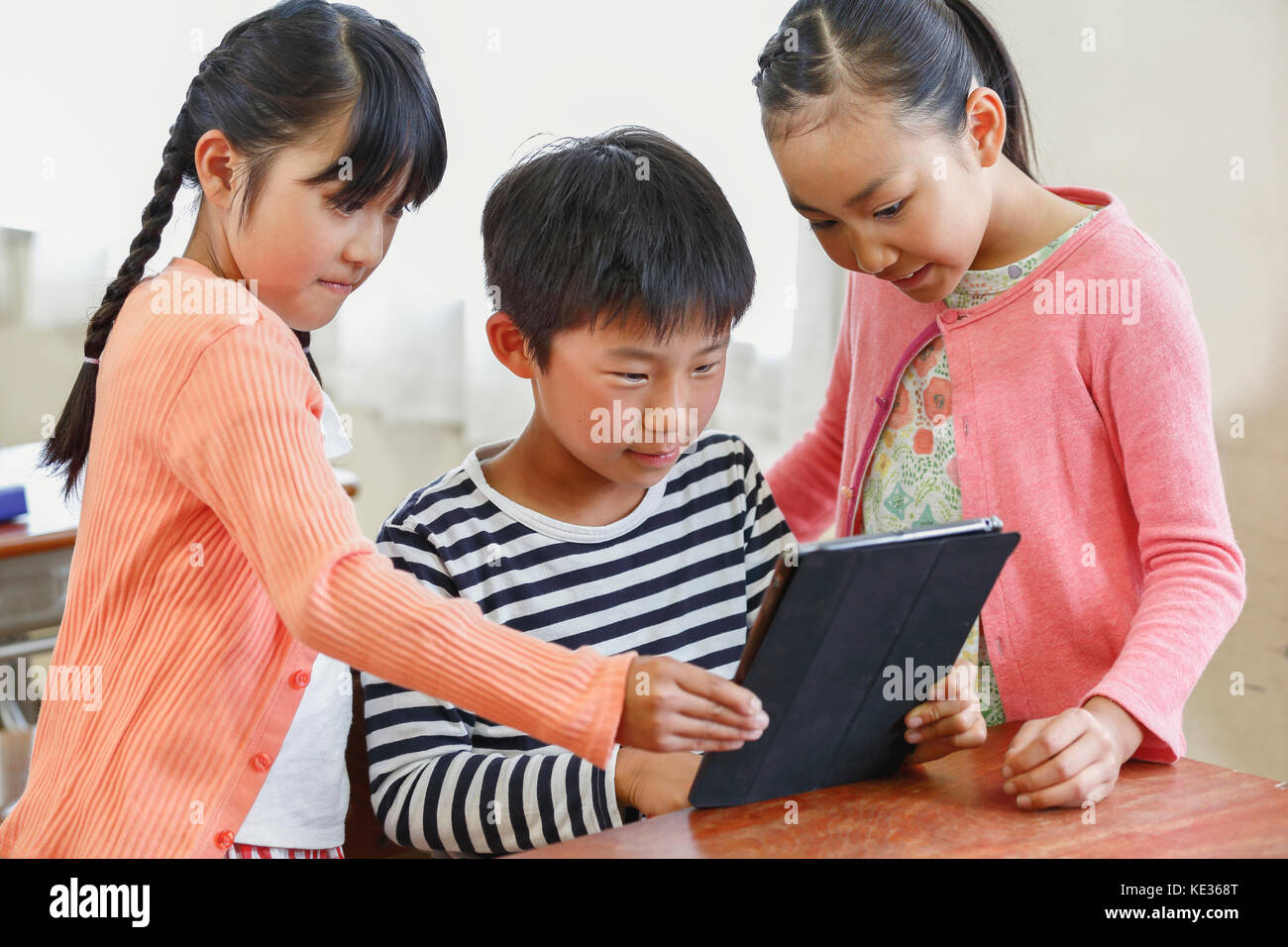 Japanese elementary school kids in the classroom Stock Photo - Alamy