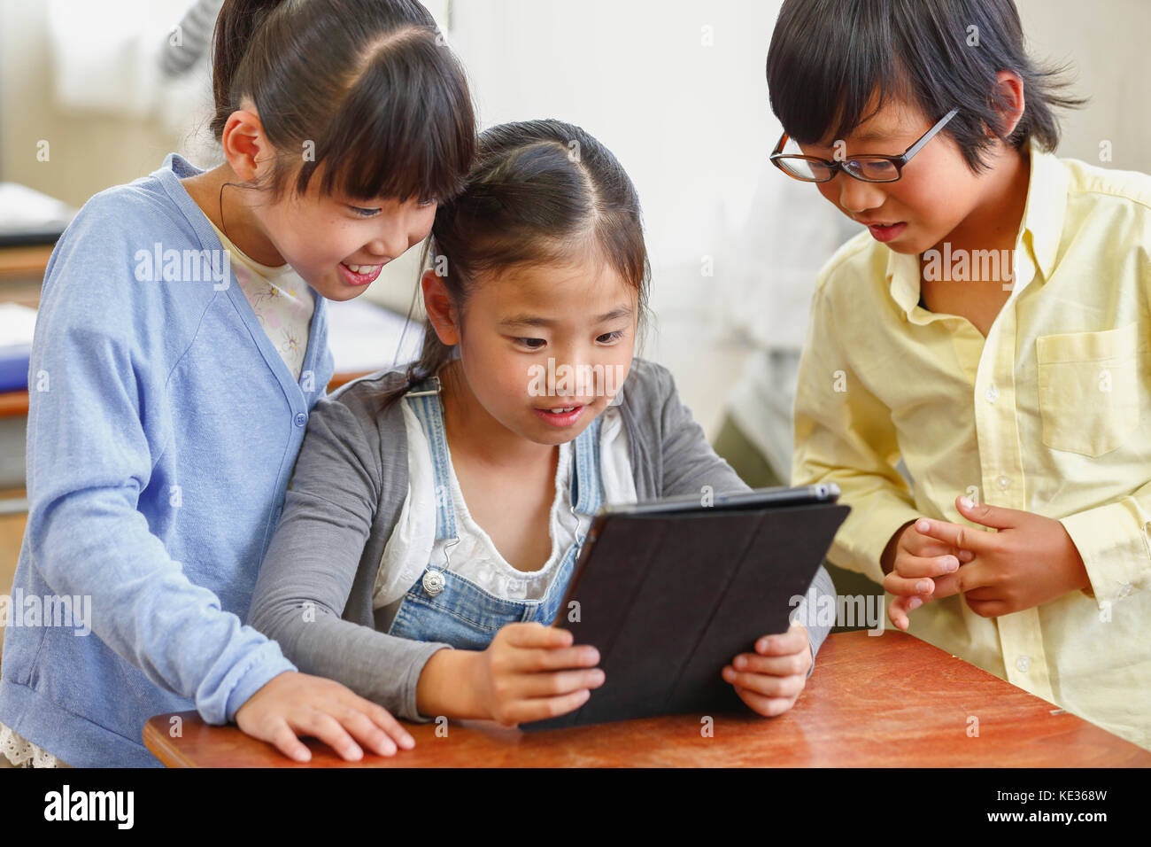 Japanese elementary school kids in the classroom Stock Photo - Alamy