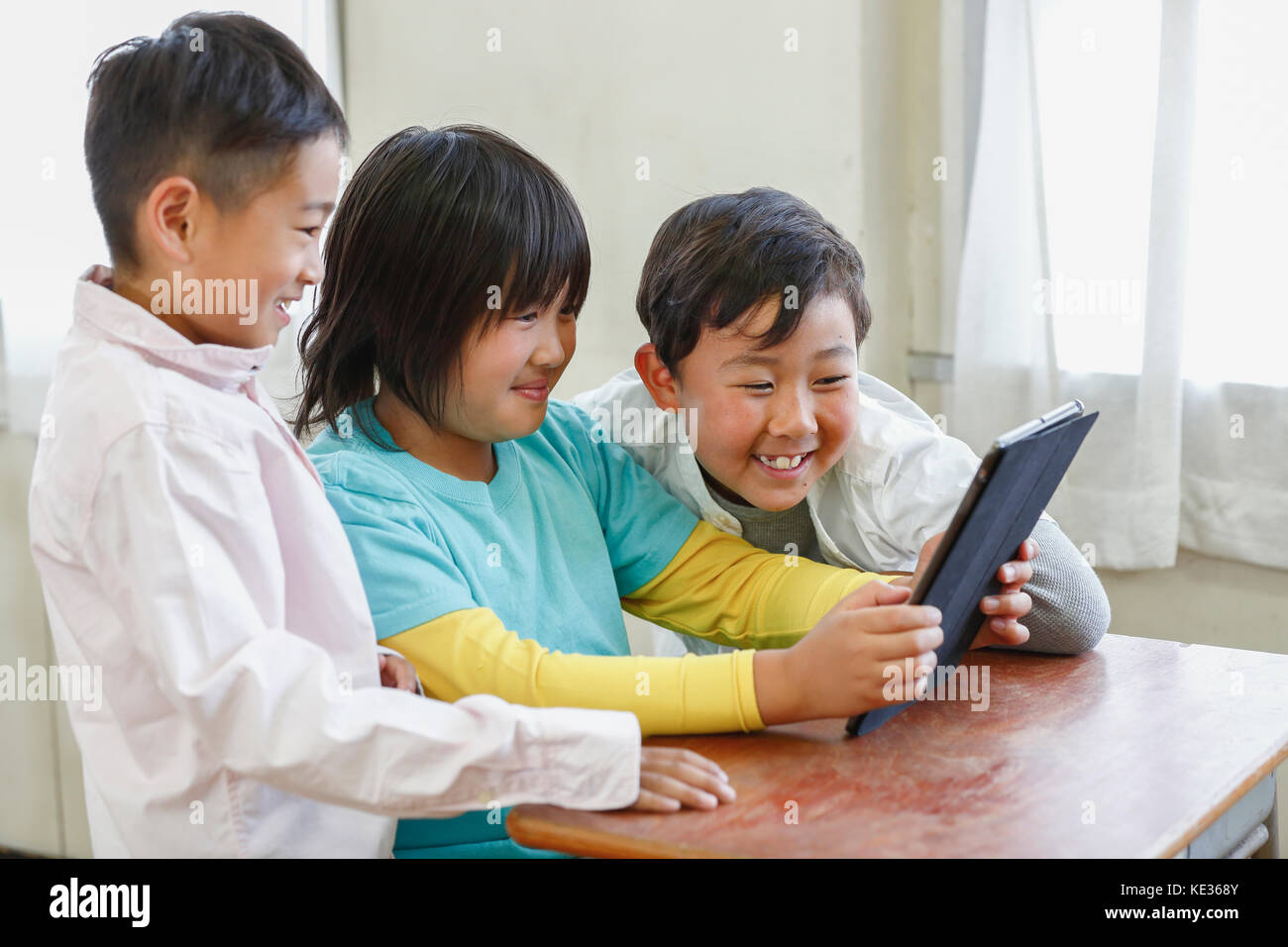Japanese elementary school kids in the classroom Stock Photo - Alamy