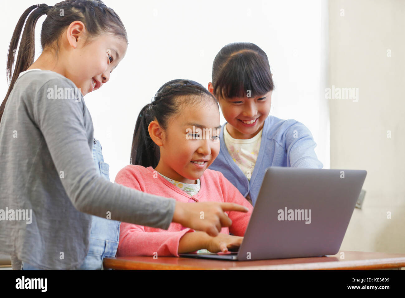 Japan school girls elementary hi-res stock photography and images - Alamy