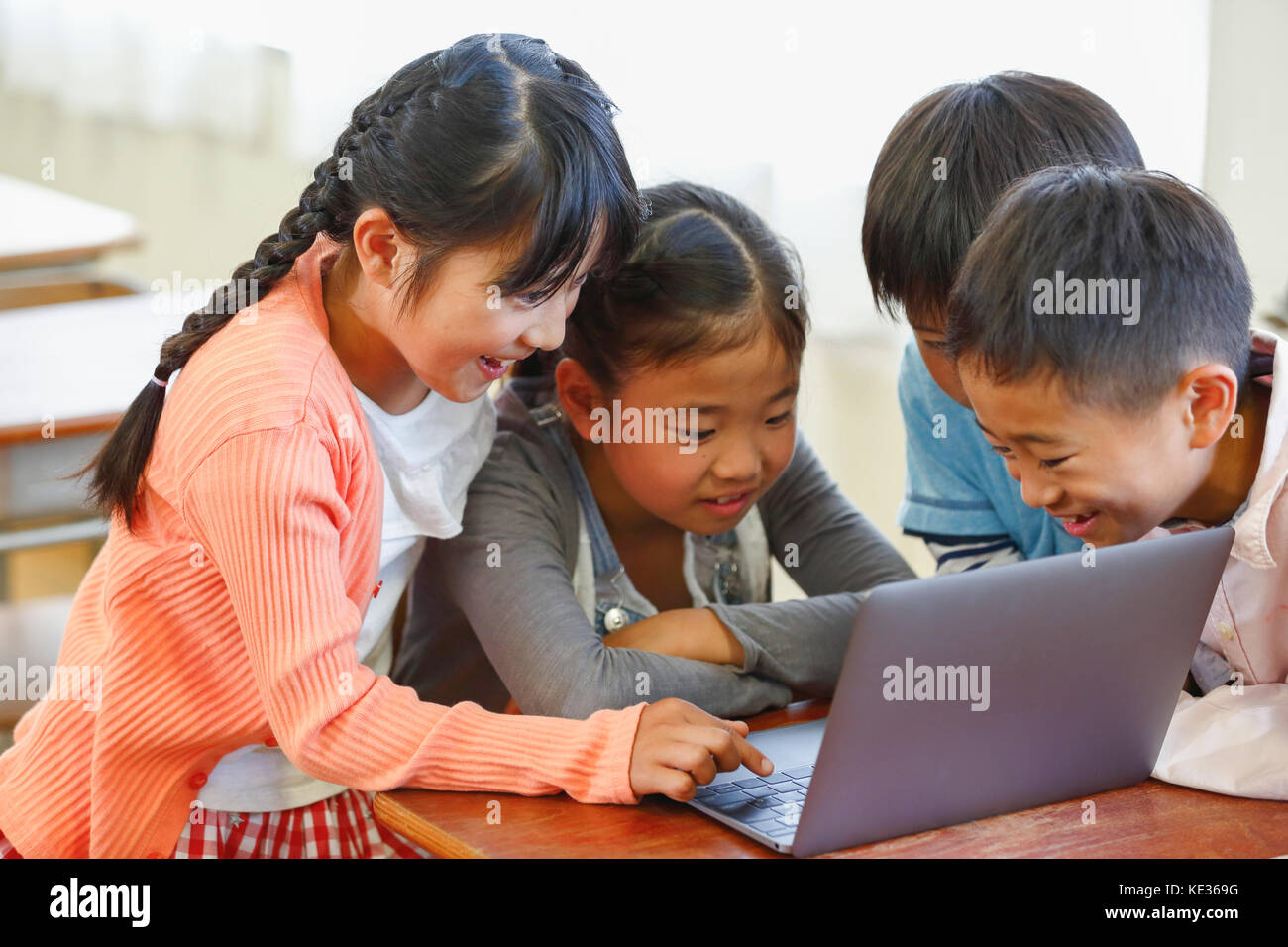 Japanese elementary school kids in the classroom Stock Photo - Alamy
