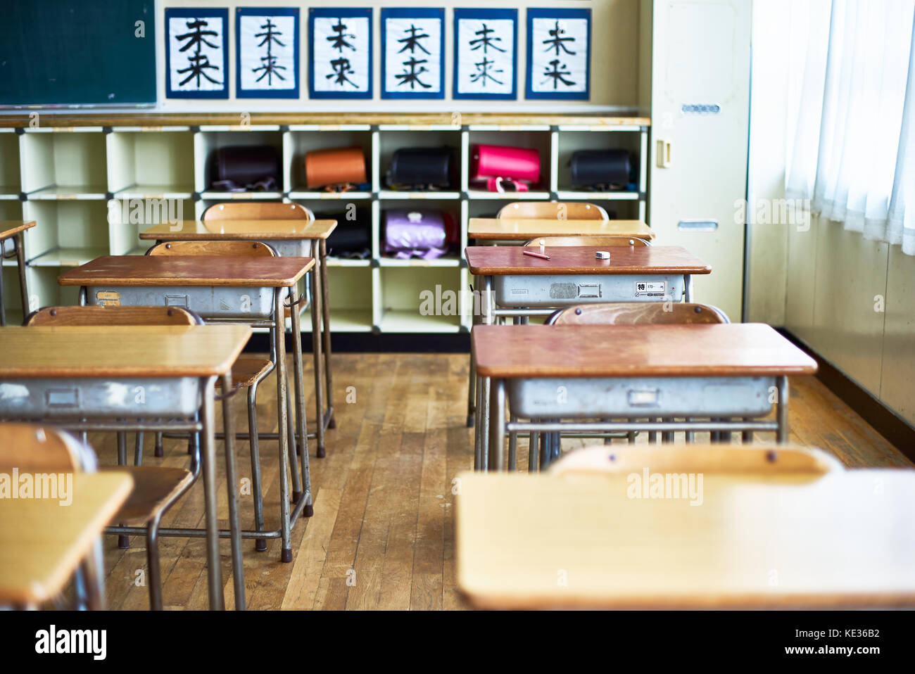 School japan classroom hi-res stock photography and images - Alamy