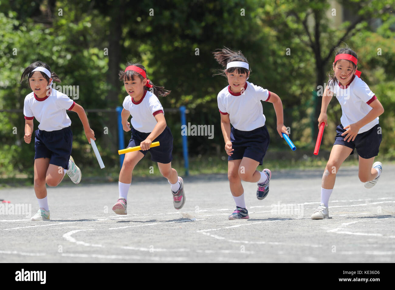 Kids running relay race hi-res stock photography and images - Alamy