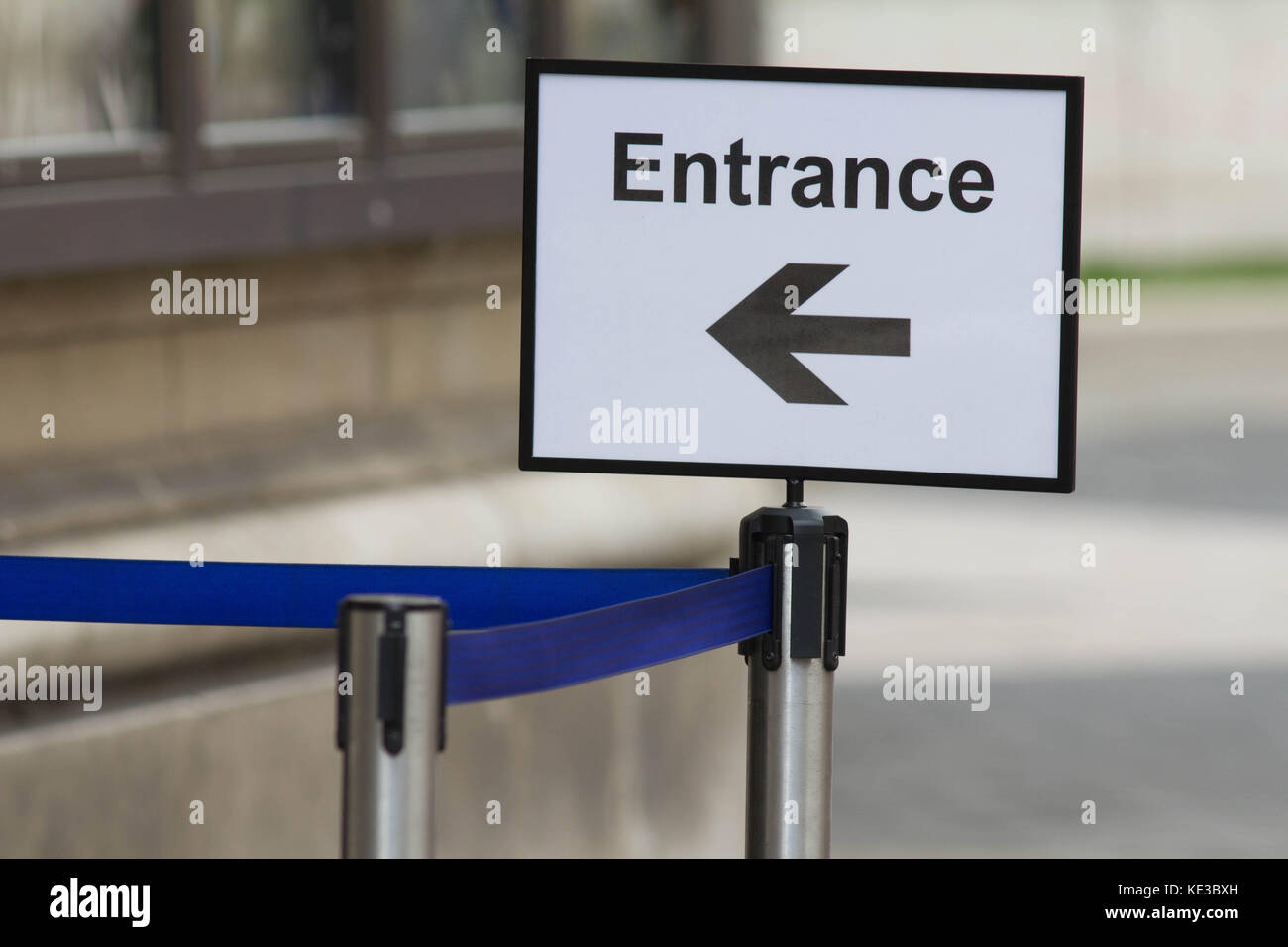 Entrance sign with direction arrow at exhibition or museum Stock Photo ...