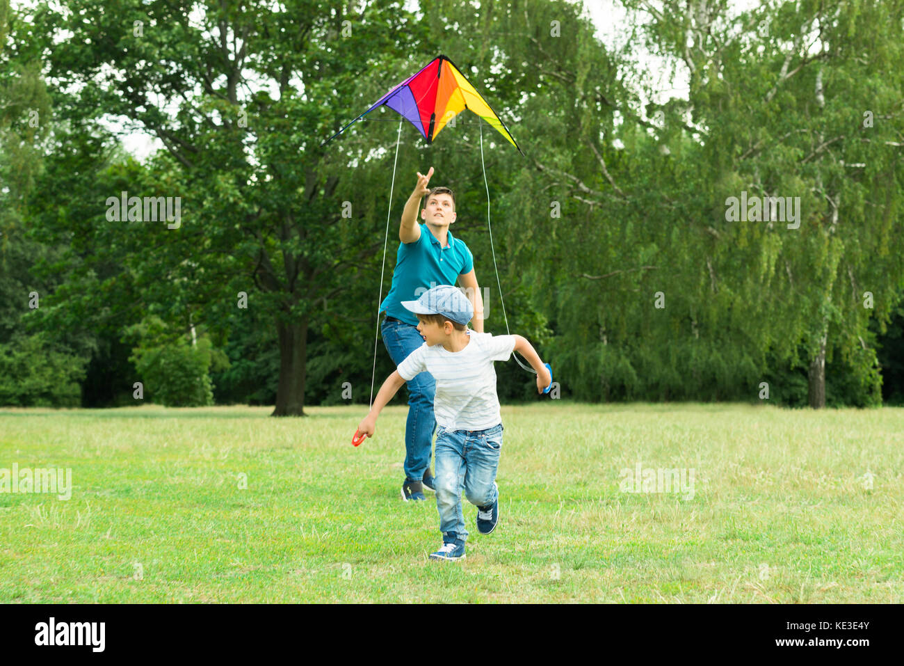 Father son flying kite hi-res stock photography and images - Alamy