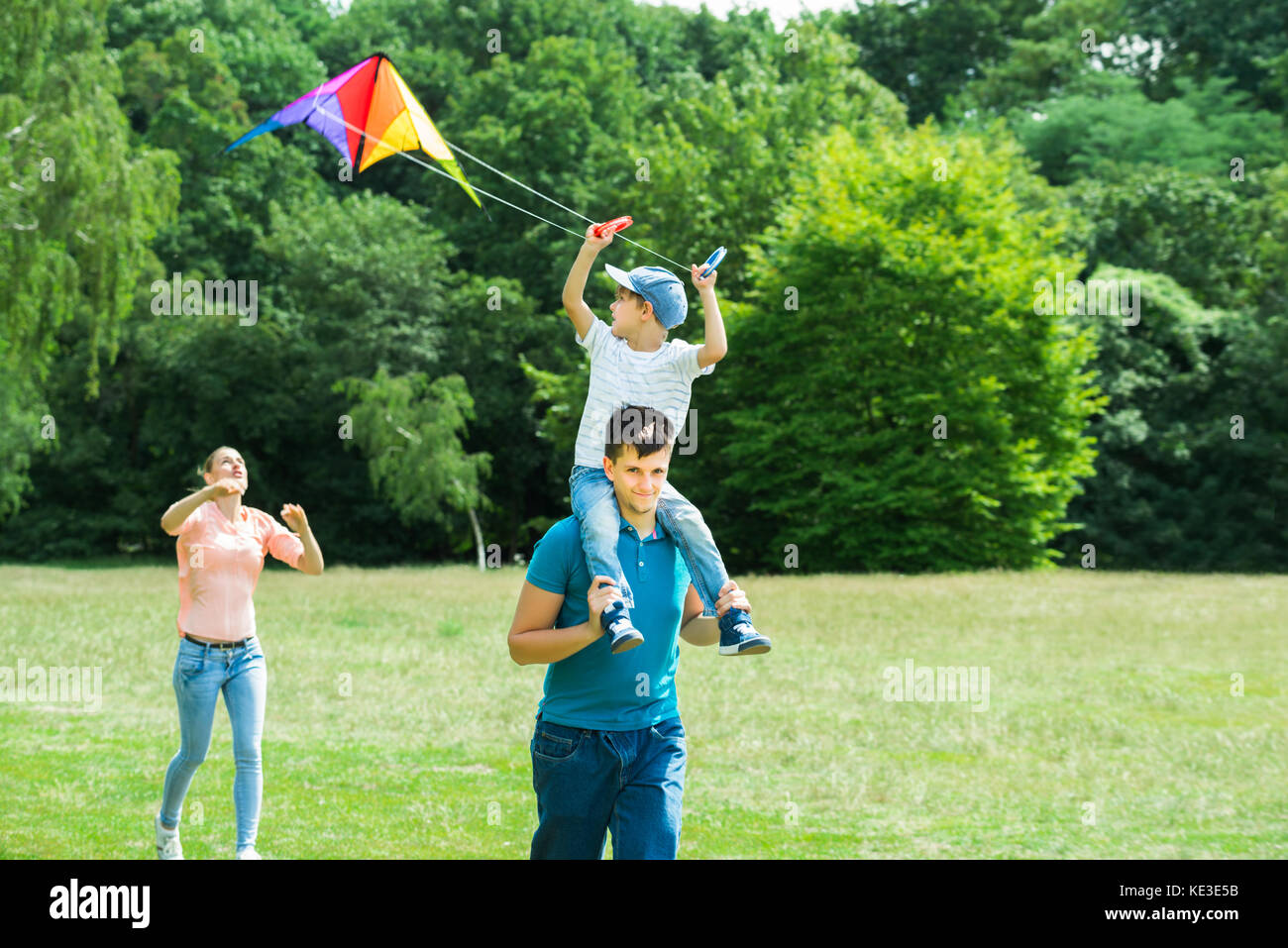 Little boy flying kite hi-res stock photography and images - Alamy