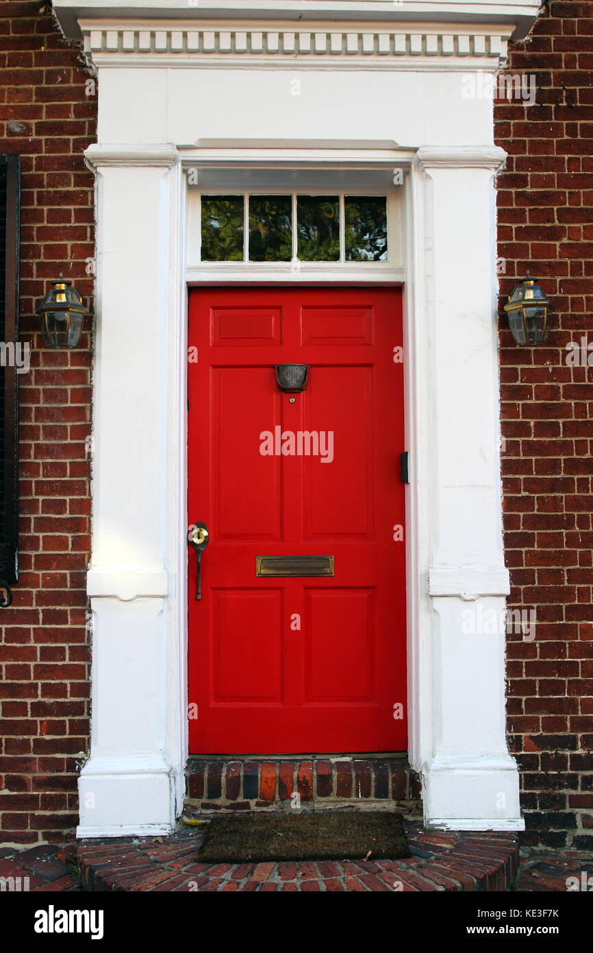 A red front door of a Colonial style house Stock Photo - Alamy