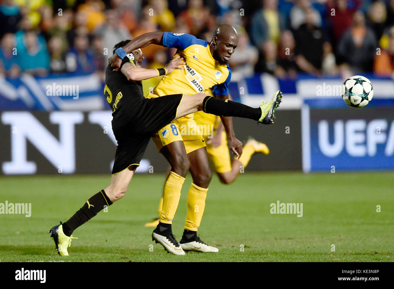 Nicosia, Cyprus. 17th Oct, 2017. Dortmund's Marc Bartra (l) and Nicosia ...