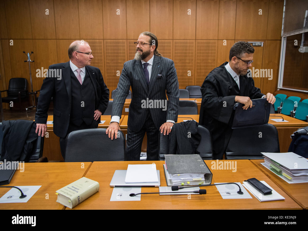 Frankfurt am Main, Germany. 18th Oct, 2017. Attorneys Hannes Linke (l-r ...