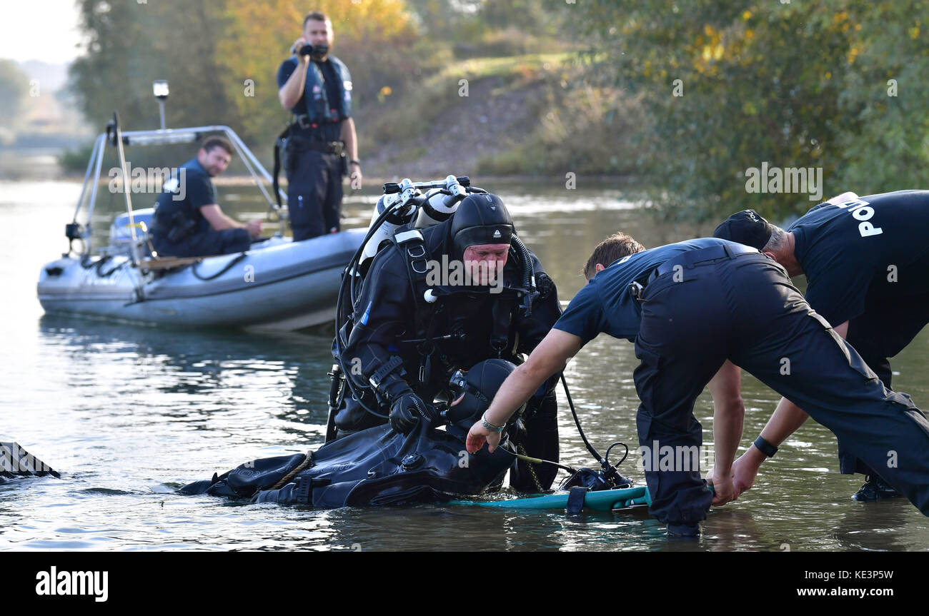 Erfurt, Germany. 18th Oct, 2017. Police divers rescuing a police diver ...