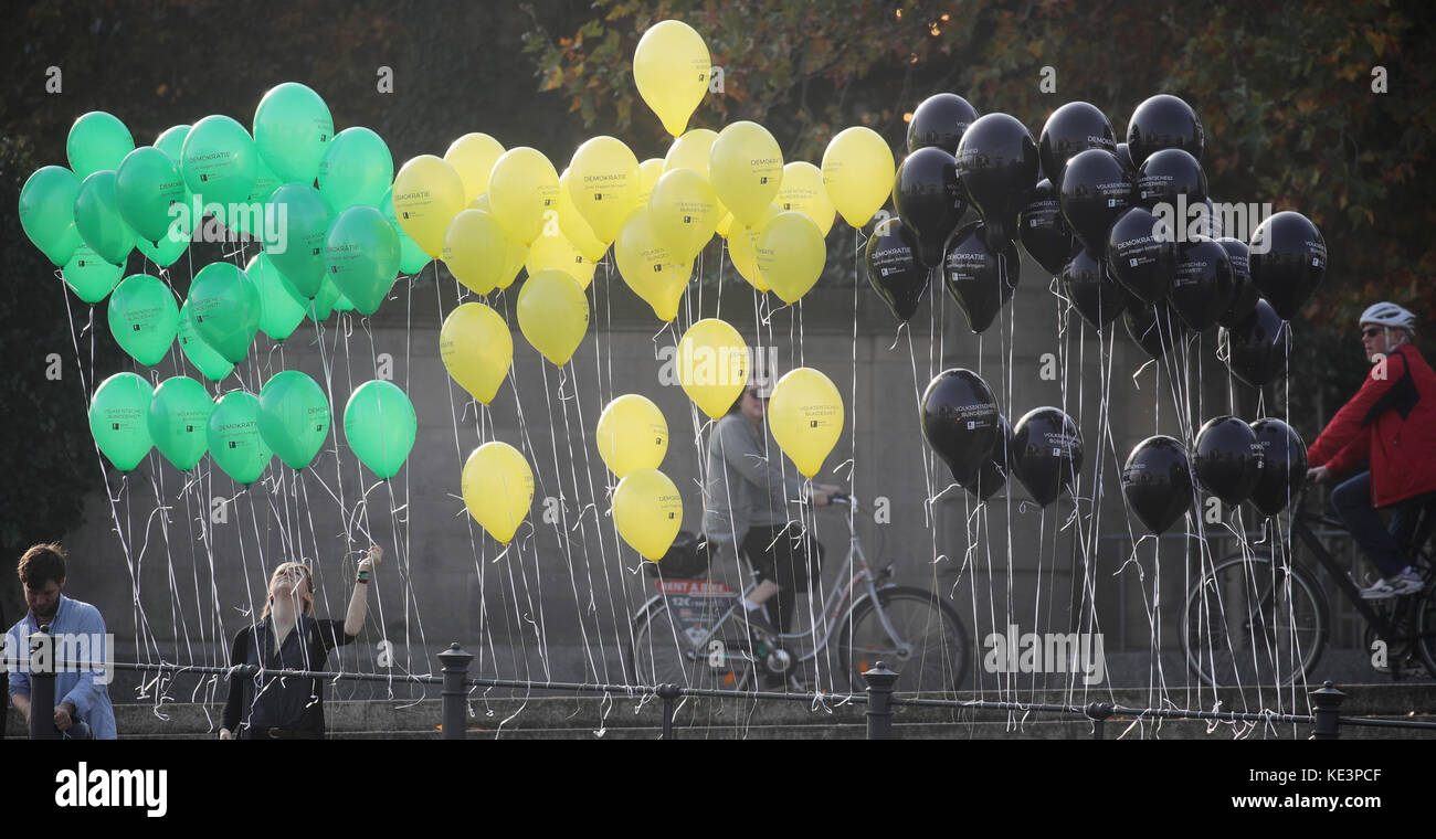 Berlin, Germany. 18th Oct, 2017. A young woman fastens Jamaican ...