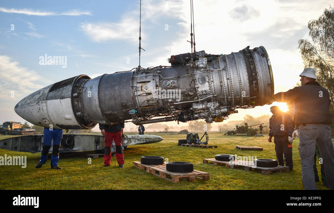 Cottbus, Germany. 18th Oct, 2017. The engine of a Soviet "Tupolew 134 ...