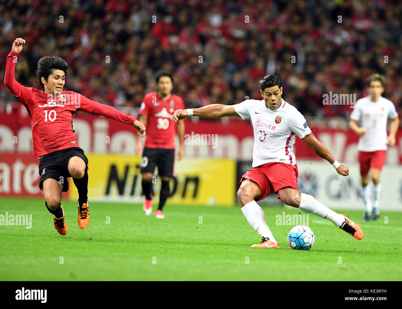 Tokyo, Japan. 18th Oct, 2017. Hulk(R) of Shanghai SIPG FC shoots during ...