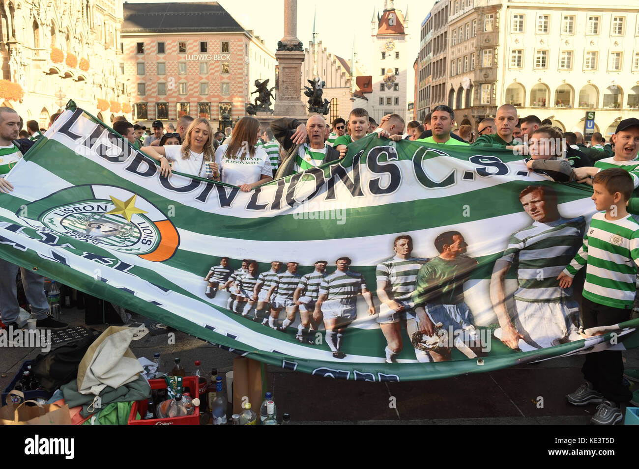 Munich, Germany. 18th Oct, 2017. Celtic fans party in the centre of ...