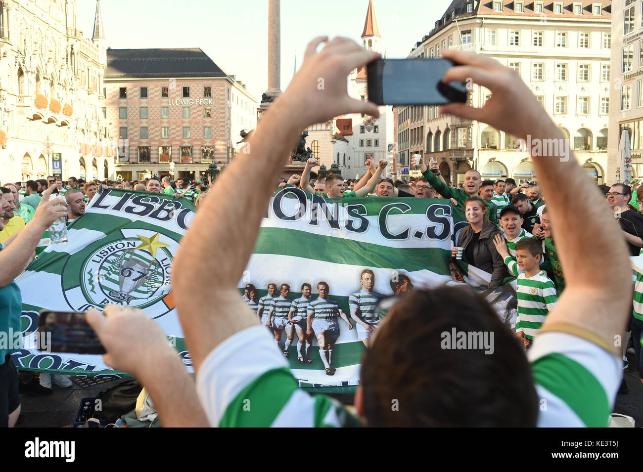Munich, Germany. 18th Oct, 2017. Celtic fans party in the centre of ...