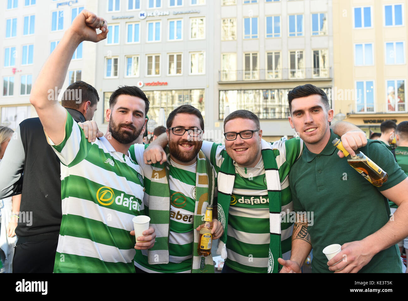 Munich, Germany. 18th Oct, 2017. Celtic fans party in the centre of ...