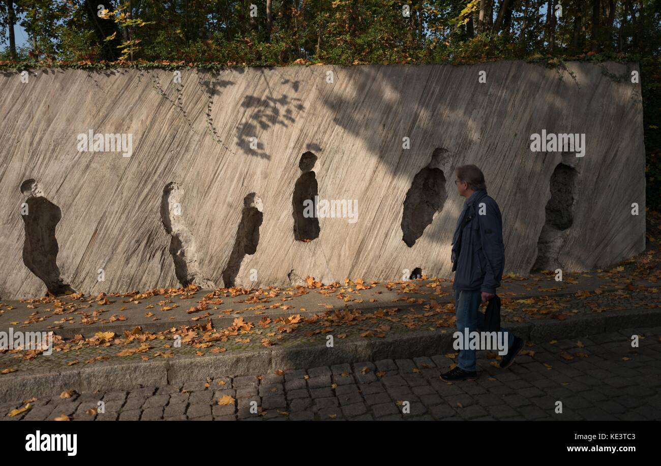 Man walks past memorial hi-res stock photography and images - Alamy