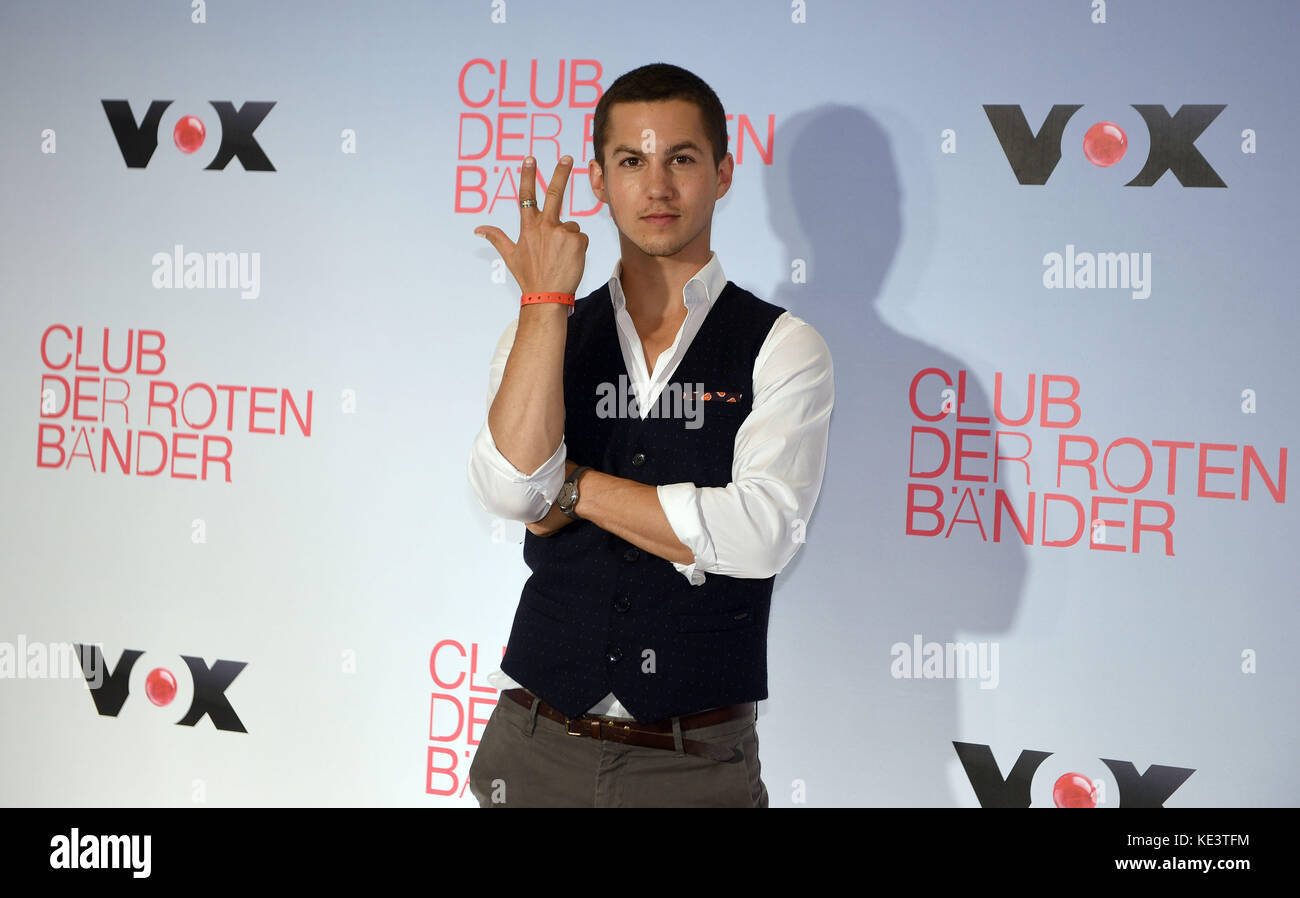 Cologne, Germany. 18th Oct, 2017. Actor Tim Oliver Schultz poses for a ...