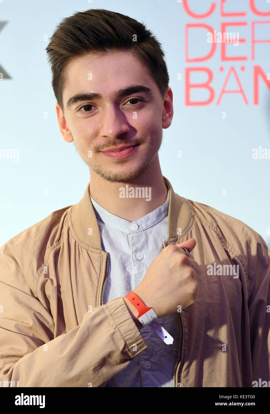 Cologne, Germany. 18th Oct, 2017. Actor Ivo Kortlang poses for a photo ...